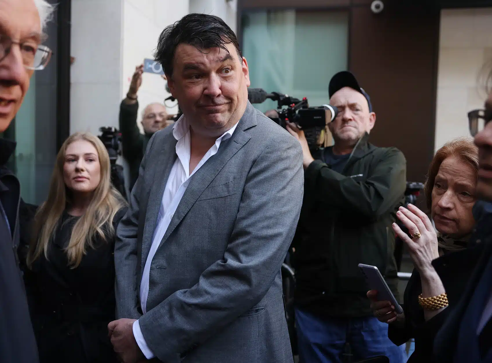 Criador de “Father Ted” Detido em Londres: Debate Sobre Liberdade de ...